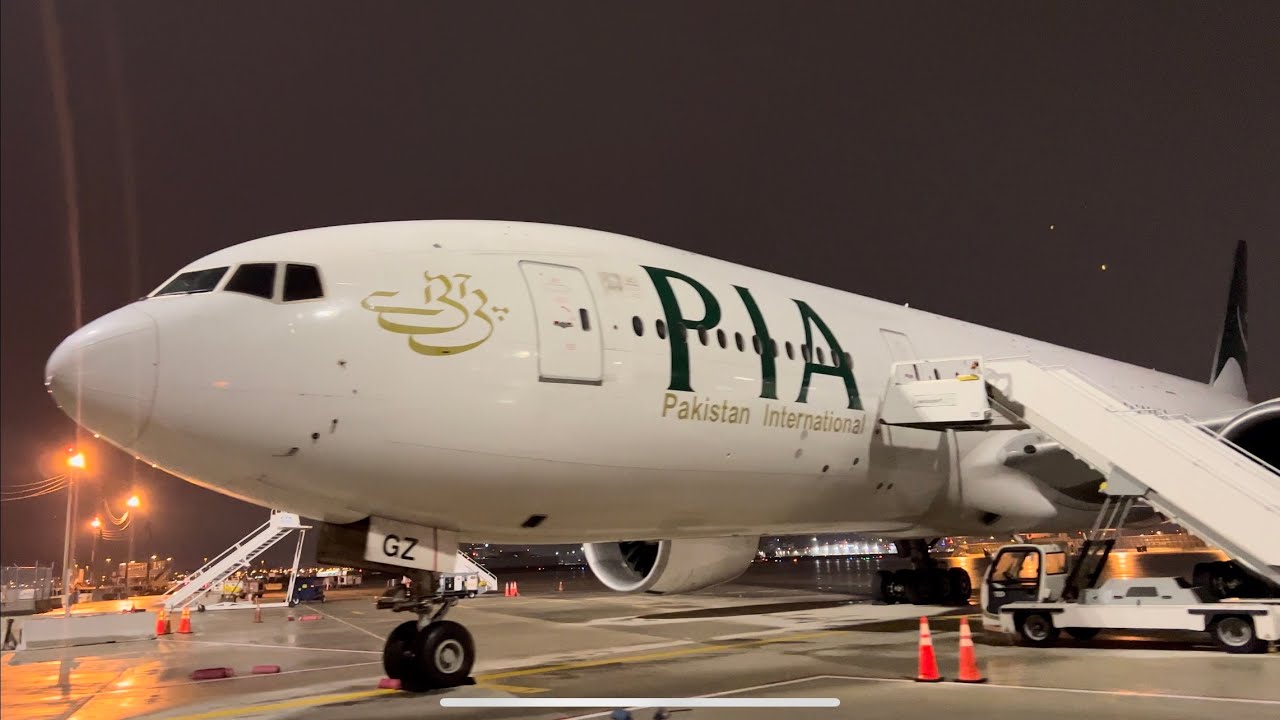 Pakistan International Airlines PIA 360 view of the plane - YouTube