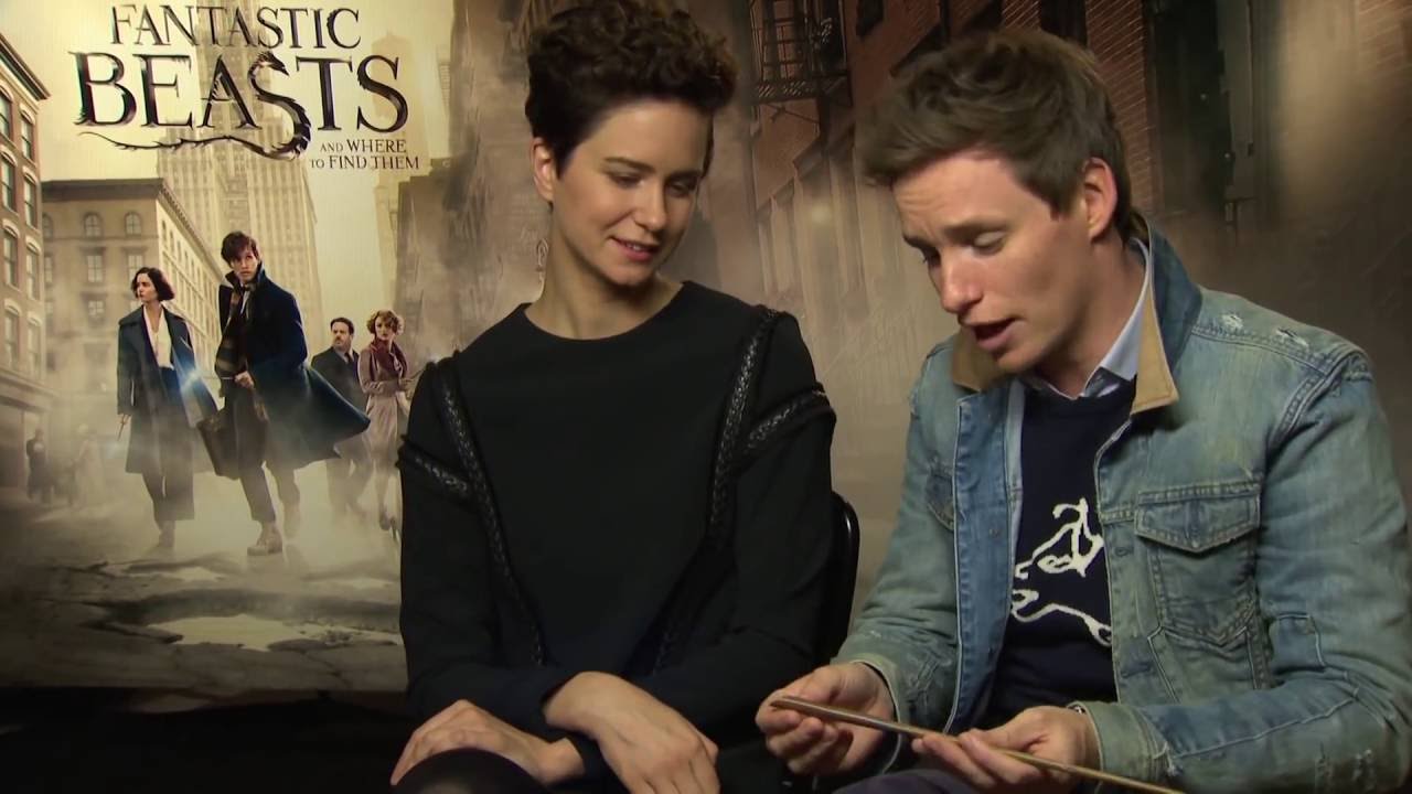 Daniel Radcliffe attacks Eddie Redmayne's wand! - YouTube
