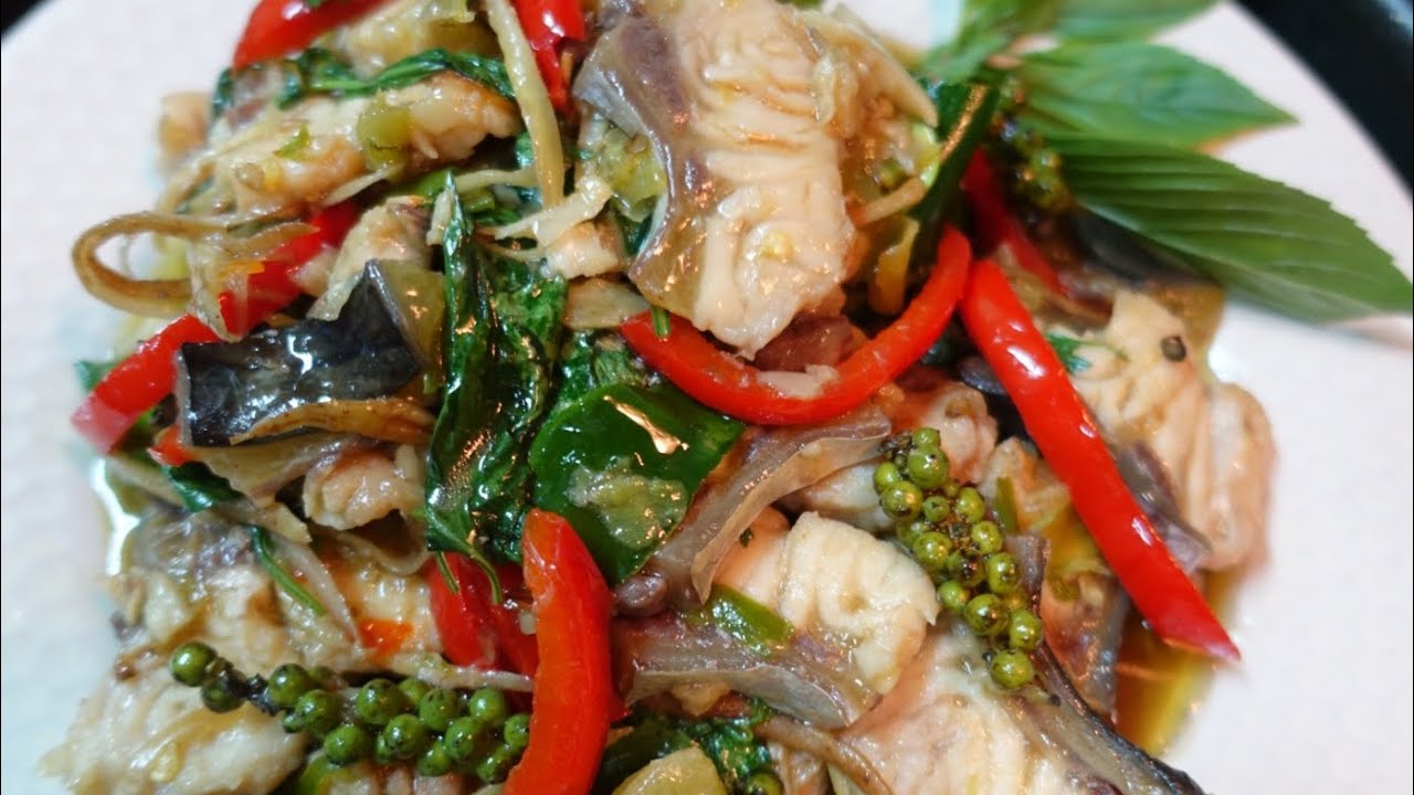 ผัดฉ่า ปลาบึก Stir Fried Catfish with Herbs (Pad Cha Fish) วิธีผัดให้ ...