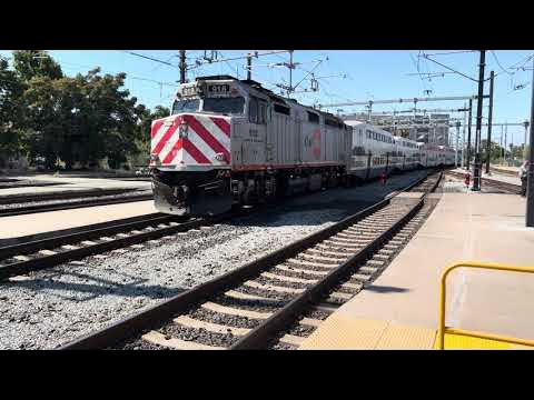 Caltrain F40PH-2CAT 918 departs San Jose as F40PH-3C 922 and Gallery Cab Car 4011 arrive - YouTube