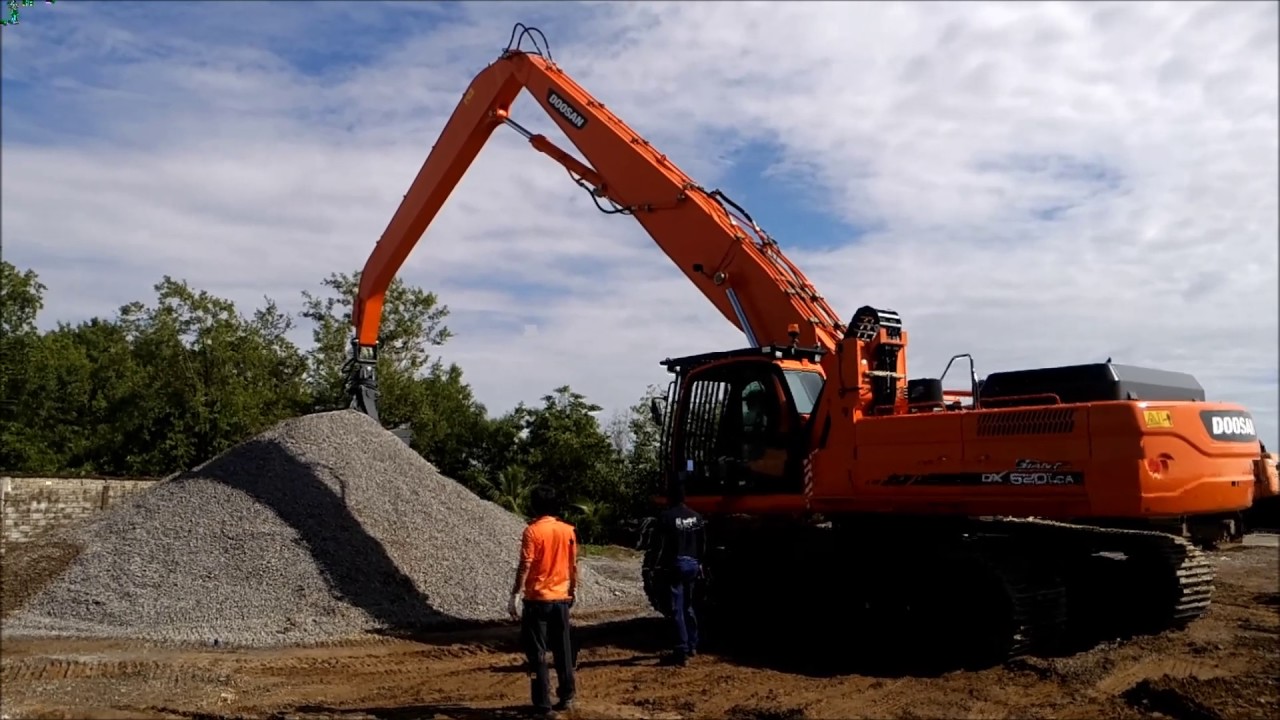 Doosan AM - Material handler DX520MH_6 - YouTube