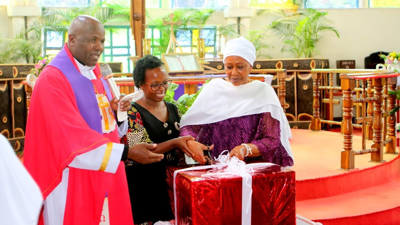 MAMA REGINA LOWASSA AZINDUA KIWANDA CHA KUTENGENEZA TAULO ZA KIKE KKKT ...