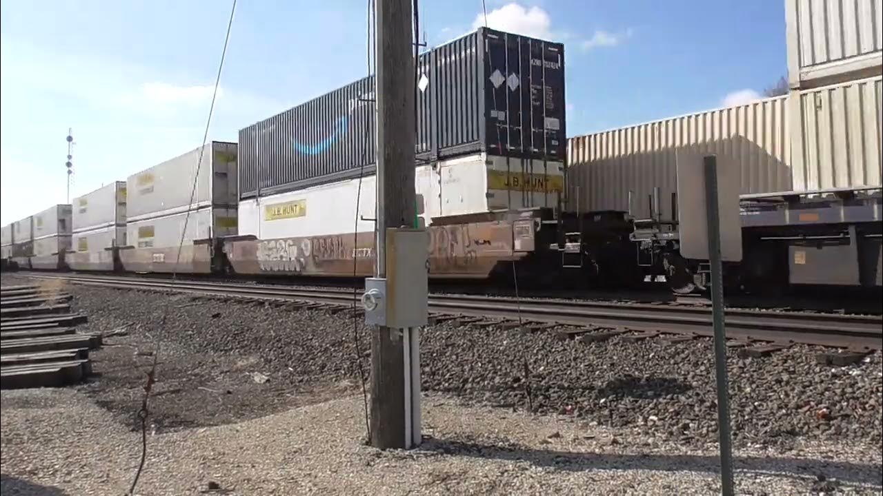 BNSF 8373 West Meets BNSF 7107 East at Mazon Street, Coal City, Il - YouTube