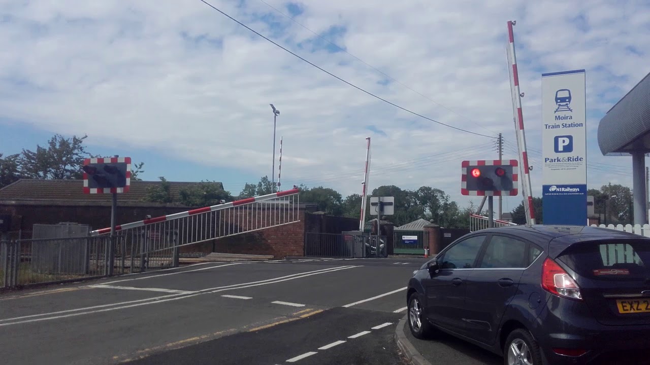 Moira Station Level Crossing and NIR 3K Class arriving. - YouTube