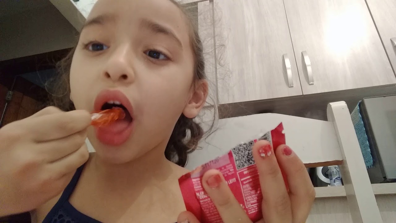 Experimentando um Pirulito que explode 😋😋 - YouTube