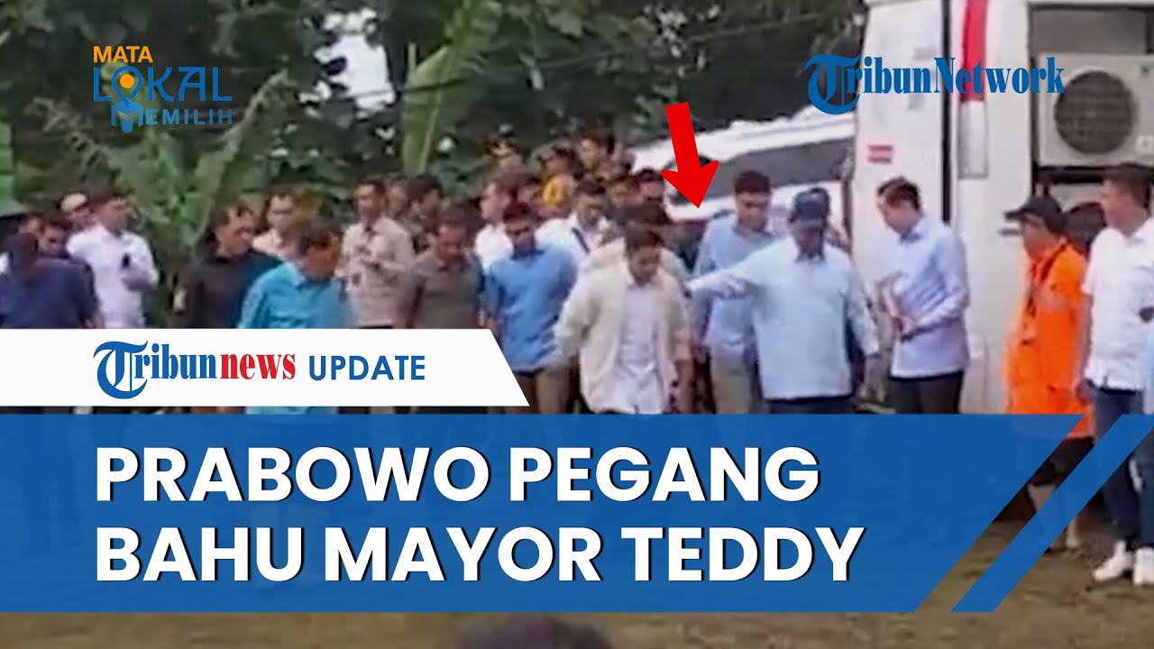 Momen Prabowo Pegang Bahu Mayor Teddy saat Lewati Jalan Becek Menuju TPS, Pilih Antre Bersama ...