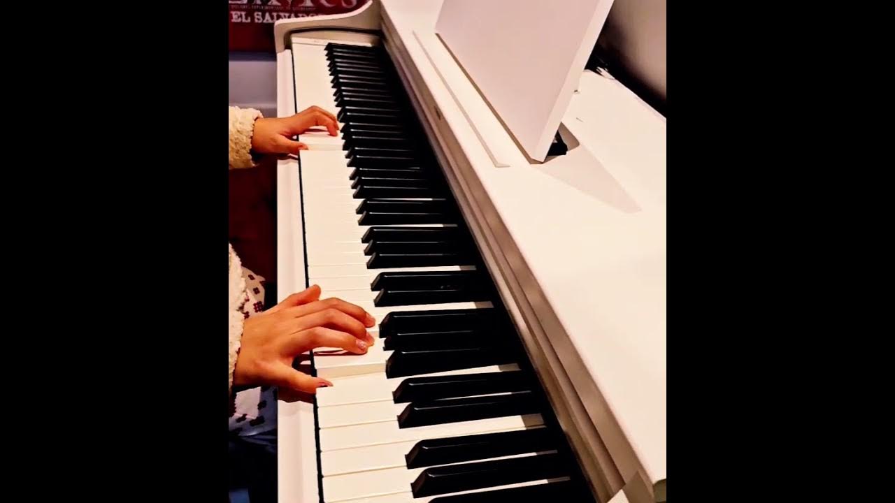 Amelie (cover) @Noemi's piano - YouTube