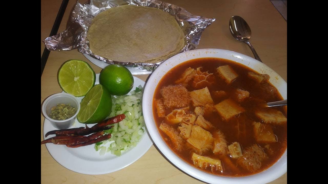 Comiendo un rico 🤤 menudo con tortillas de maíz 🌽 - YouTube