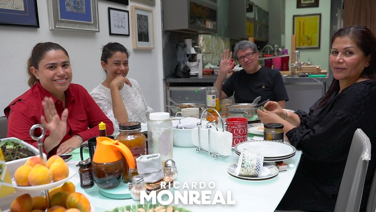 Almuerzo en familia, con mi esposa María de Jesús y mis hijas, María y ...