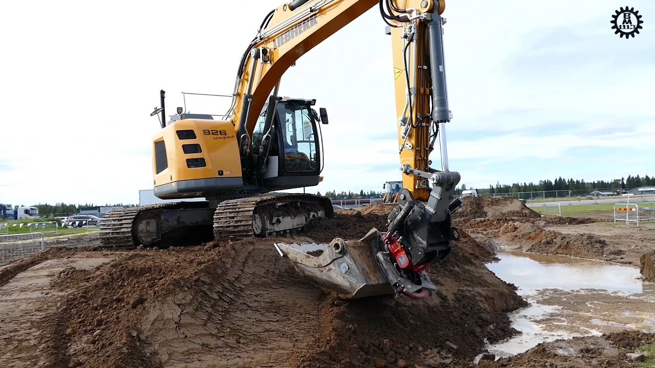 Liebherr R926 compact at Load up North 2015 - YouTube