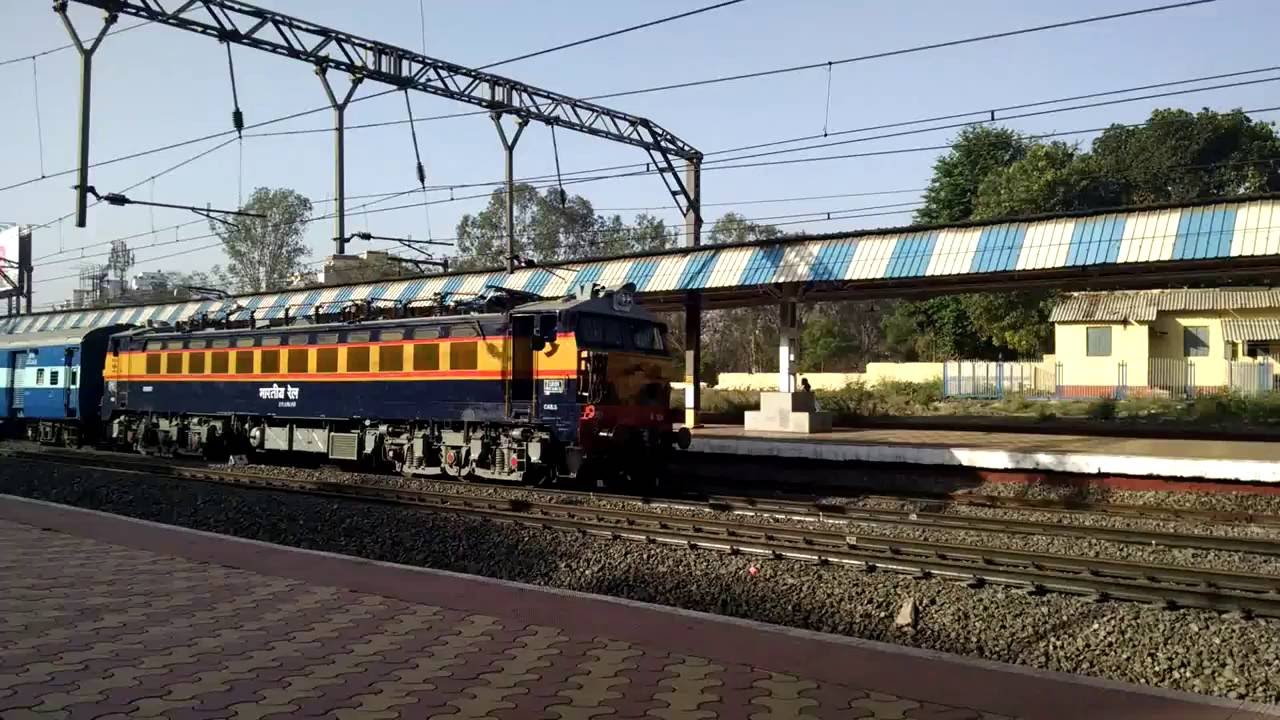 12126 Pune Mumbai Pragati Express rushes towards Mumbai at Chinchwad ...