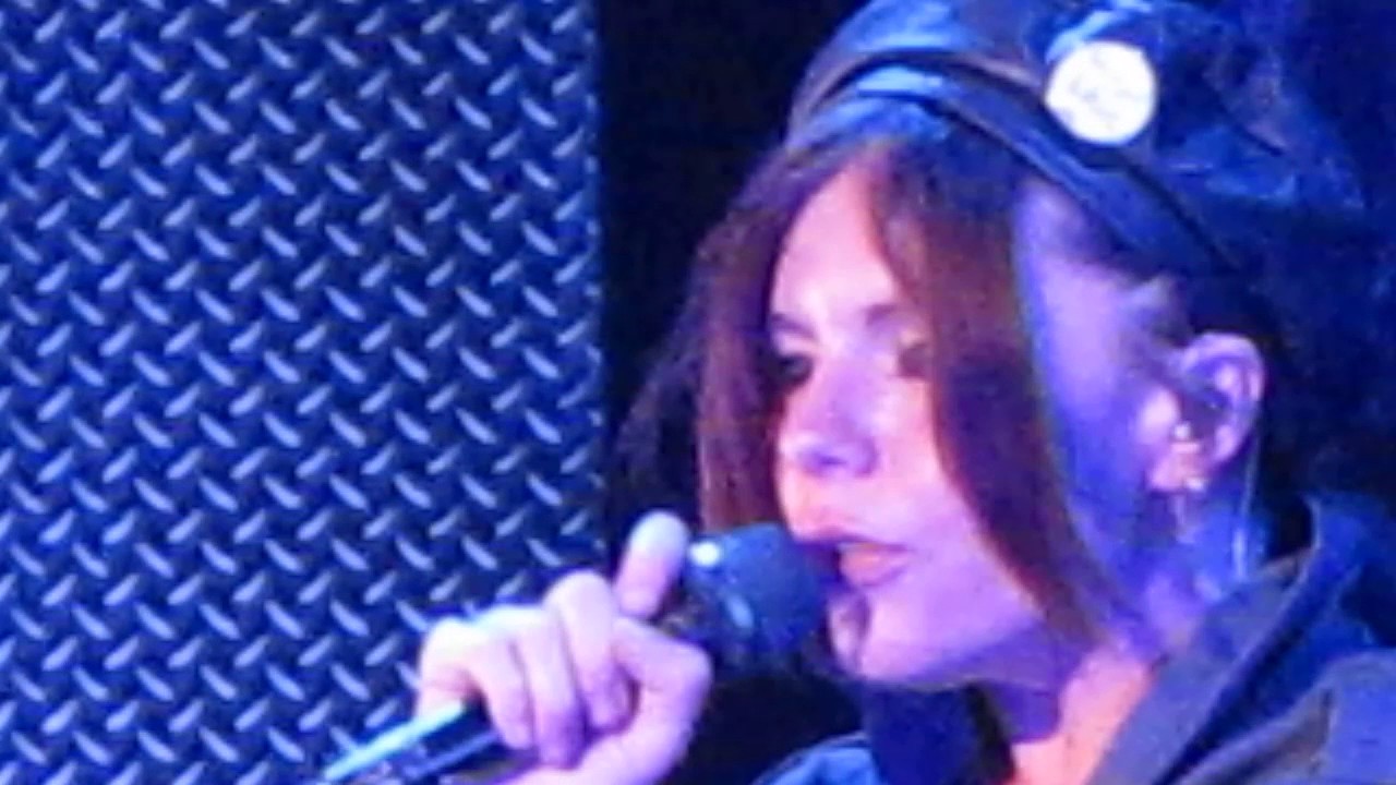 Jeff Beck and Rosie Bones Live in the Dark - YouTube