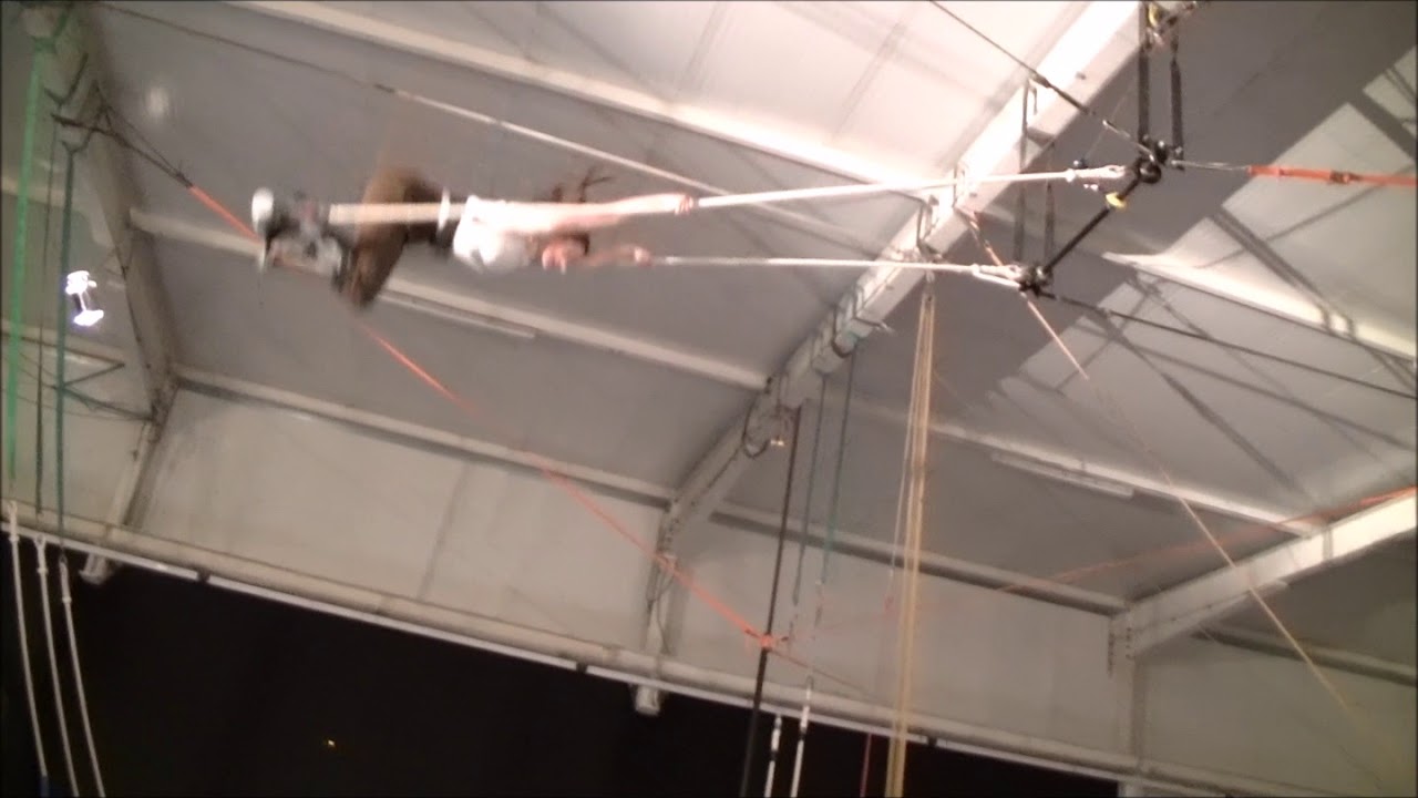 Elisa juin 2017 Trapèze ballant Ecole de cirque Zofy - YouTube