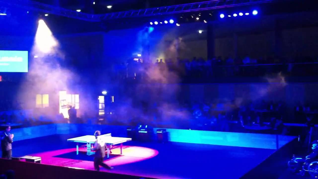 Auftritt und Begrüßung der Spieler im Multiversum Schwechat - YouTube