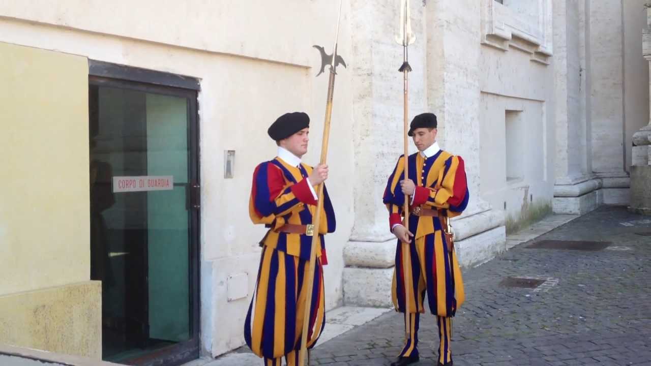 Città del Vaticano - Cambio della Guardia Svizzera - YouTube