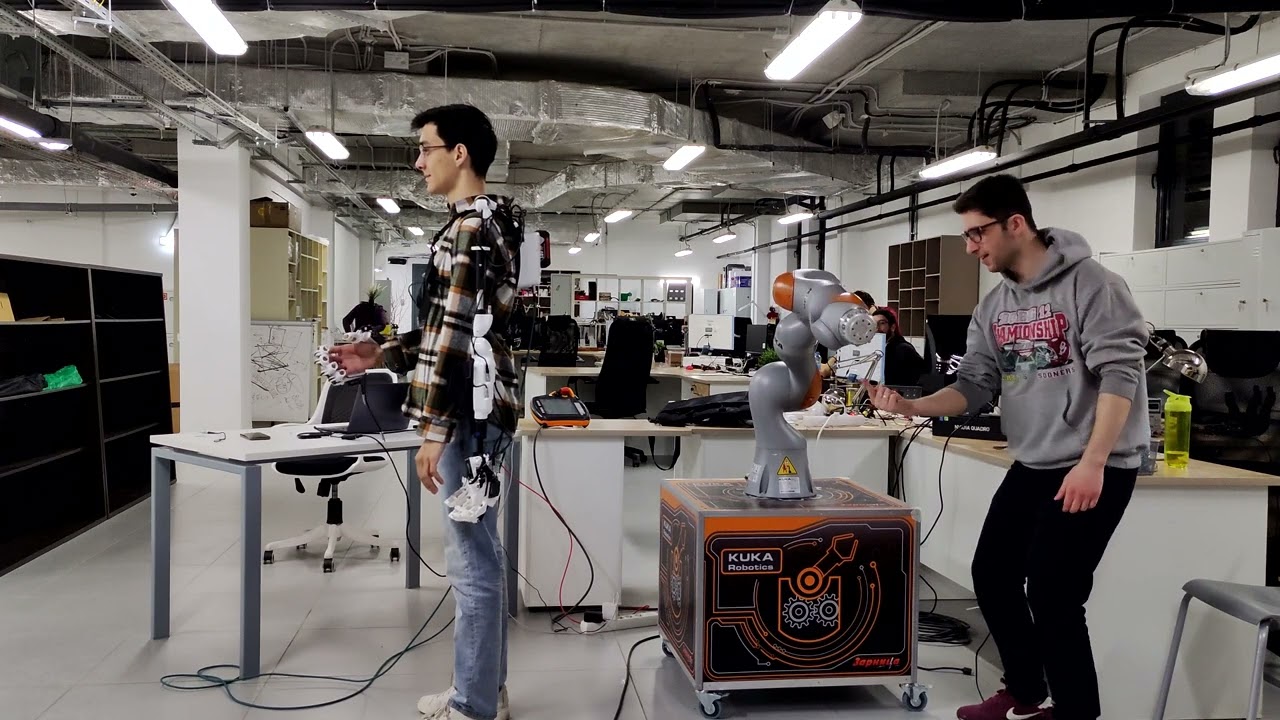 Kuka IIWA + exoskeleton. Joint to joint mapping. Force feedback ...