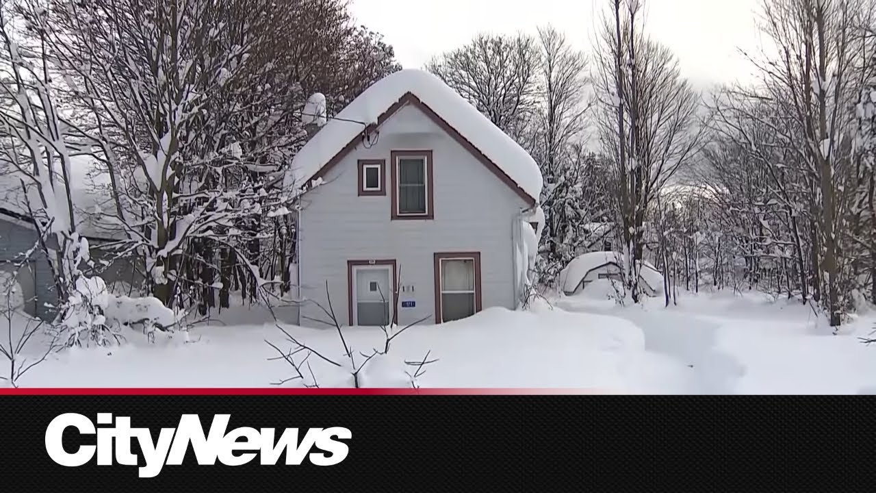 Gravenhurst continues massive dig out after weekend winter storm - YouTube
