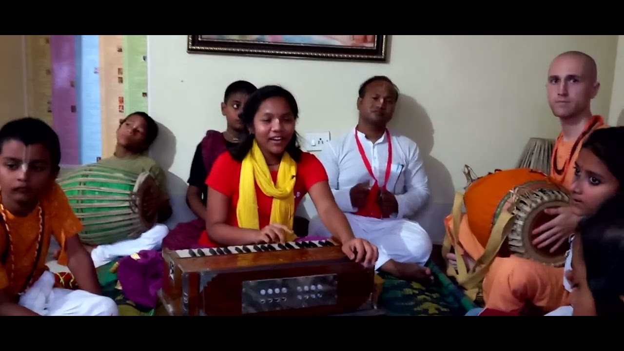 Hare krishna kirtan | Mukta Roy (kirtan--5) #durjaykrishnadas - YouTube