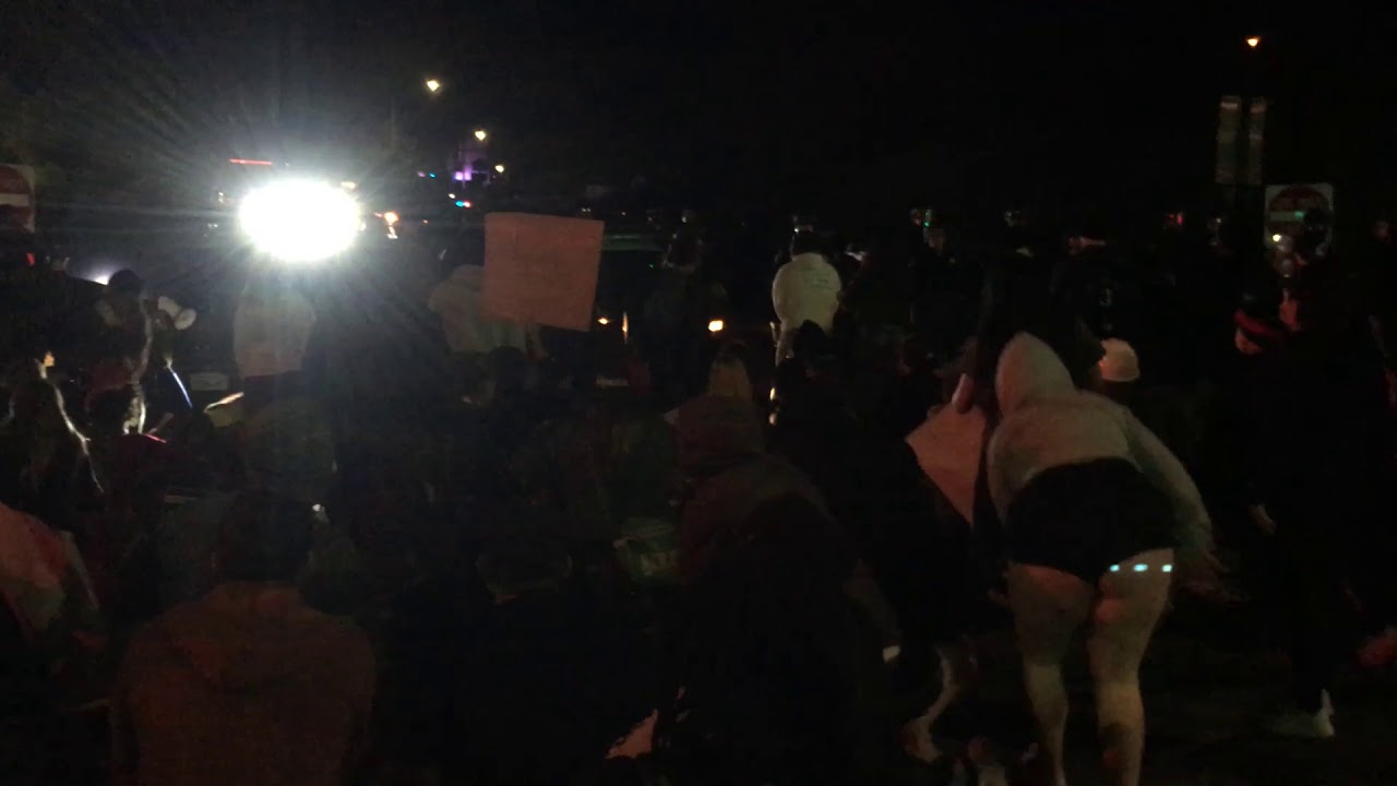 Protesters on the Third Street offramp to downtown Santa Rosa - YouTube