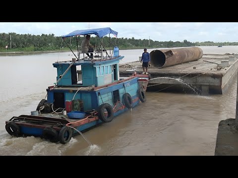 Thuyền Trưởng Lão Luyện Điều Khiển Tàu Kéo Đẩy Sà Lan Qua Cống Hẹp Đầy Thử Thách