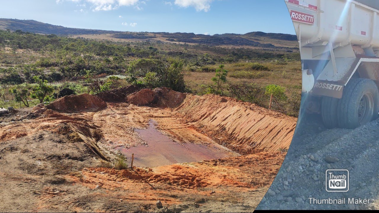 Caminhão atolou terreno mole transporte terra para fazer tanque de ...