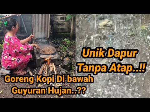 Ngintip Ibu Muda !!  Yang Lagi Menggoreng Kopi Dibawah Guyuran Hujan
