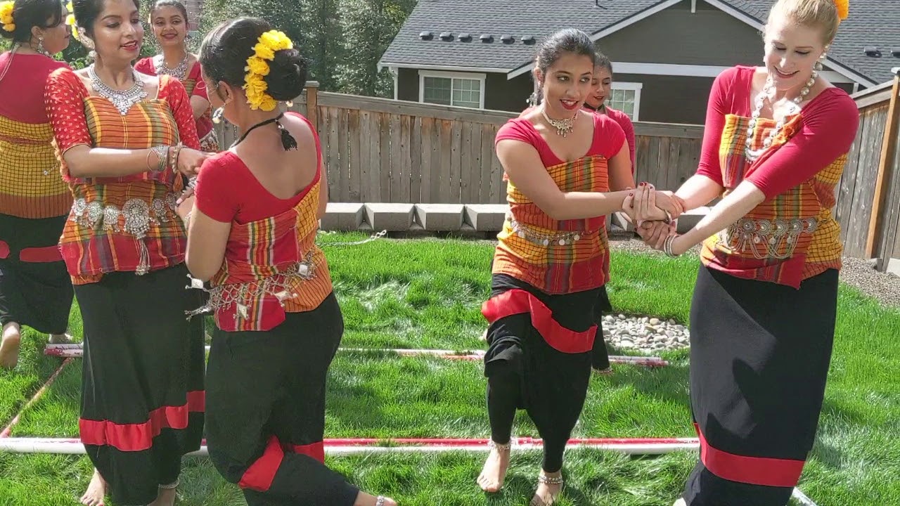 Laal Paharer Deshe Ja | Dance Cover | Torongo - Seattle's Bangladeshi Dance Team - YouTube