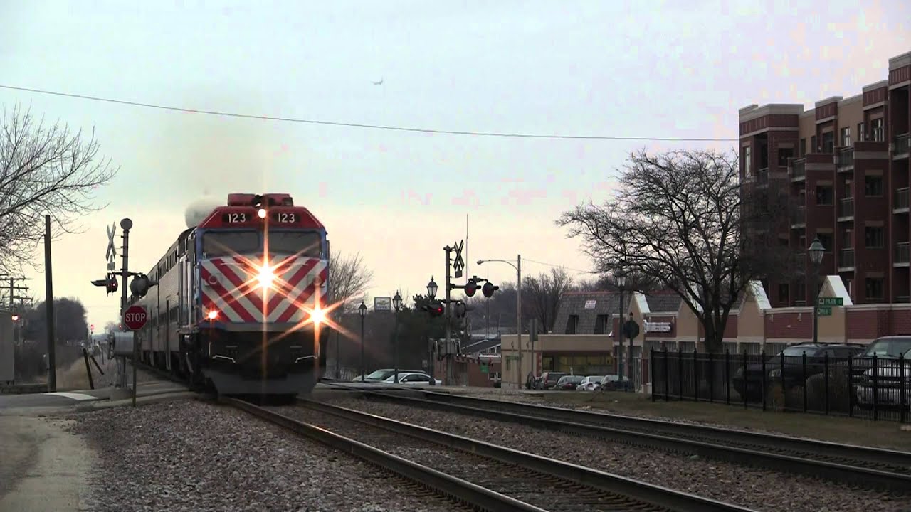 Metra 123 westbound through Roselle - YouTube