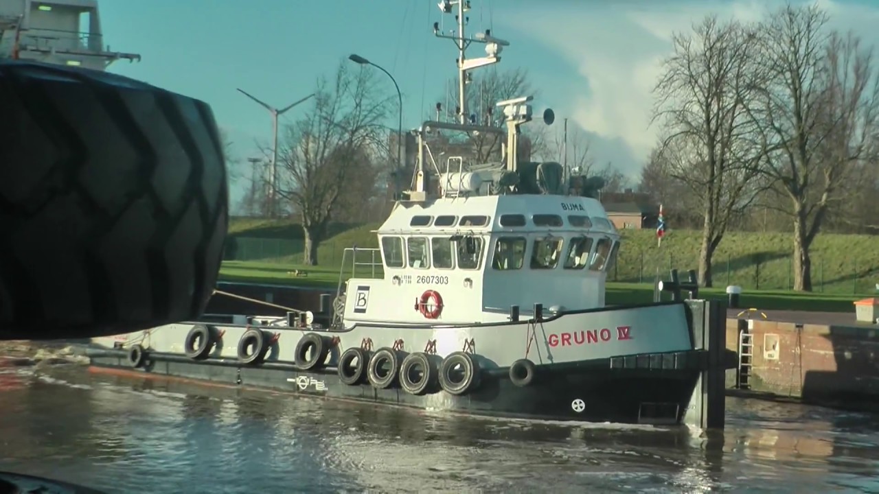 Tugboat VB Bremerhaven & Gruno IV towing Timbus in Emden (ship sluice ...