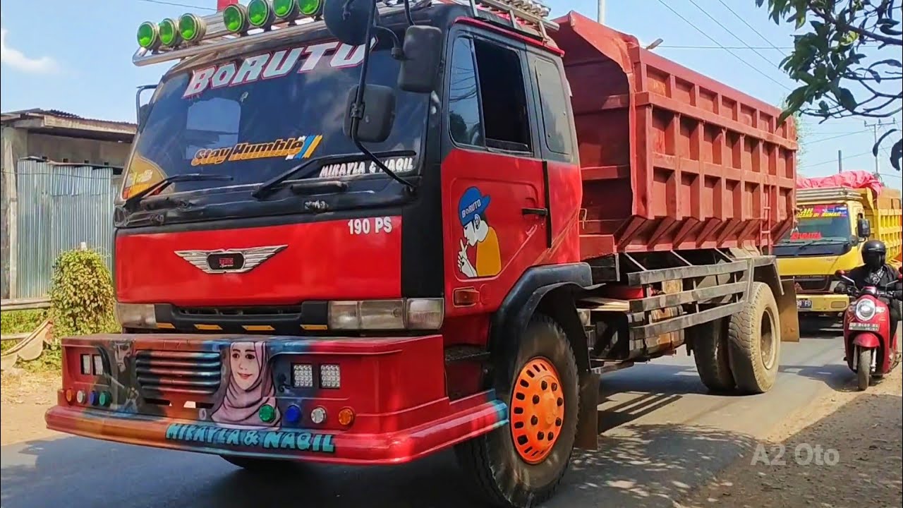 Layaknya konvoi, Ratusan mobil truk berjejer sepanjang jalan - YouTube