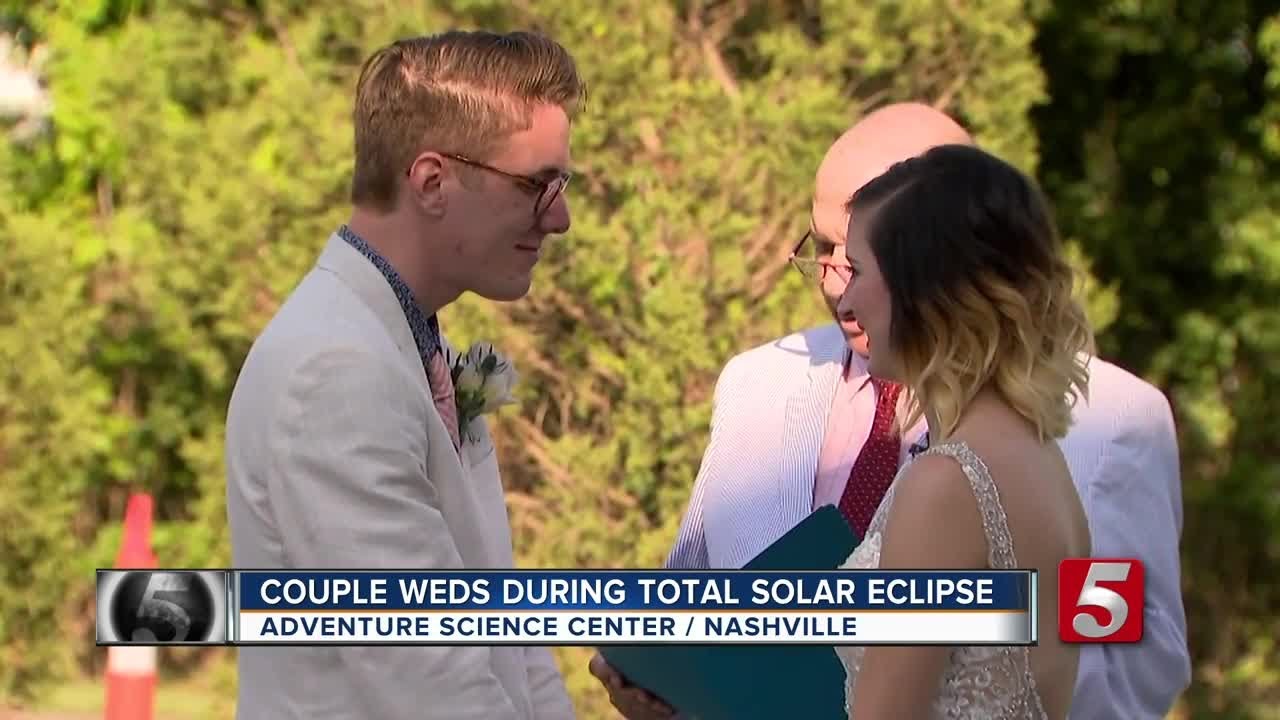 Couple Gets Married On Total Solar Eclipse Day - YouTube