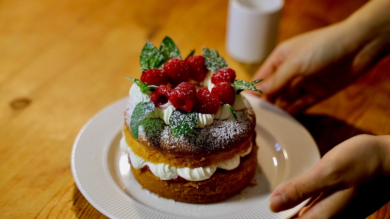 Victoria Sponge Cake 🎄 Victoria Sandwich| Baka Baking - YouTube