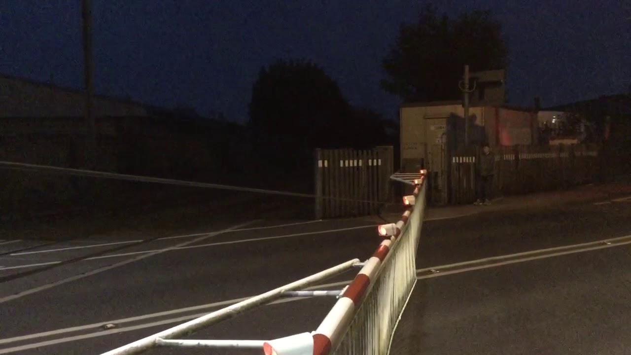 *NEW LEDS* Sutton Junction Level Crossing (Notts) Tuesday 29.08.2017 ...
