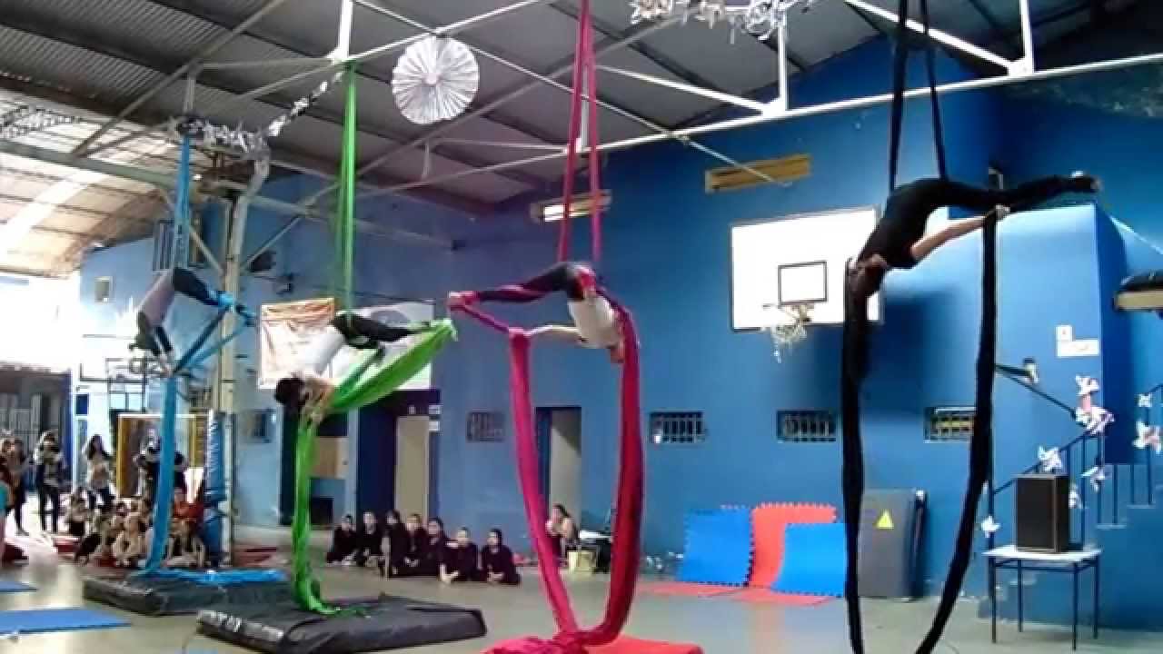 Acrobacia en Tela - Muestra de la primavera 2015 - YouTube
