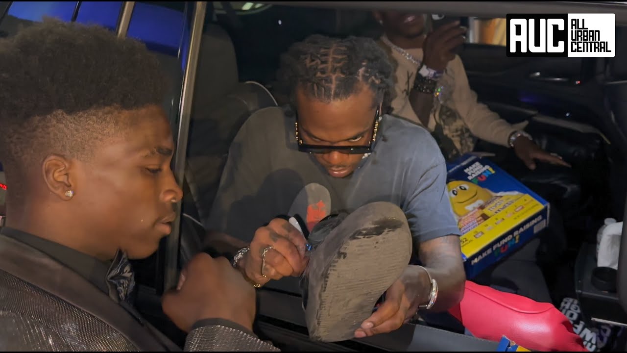 Gunna Signs The Inside Of Fans Shoes After Leaving BET Awards In Los ...