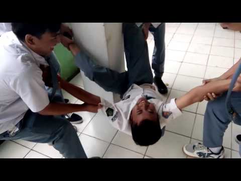 Prank gesek gesek kawan