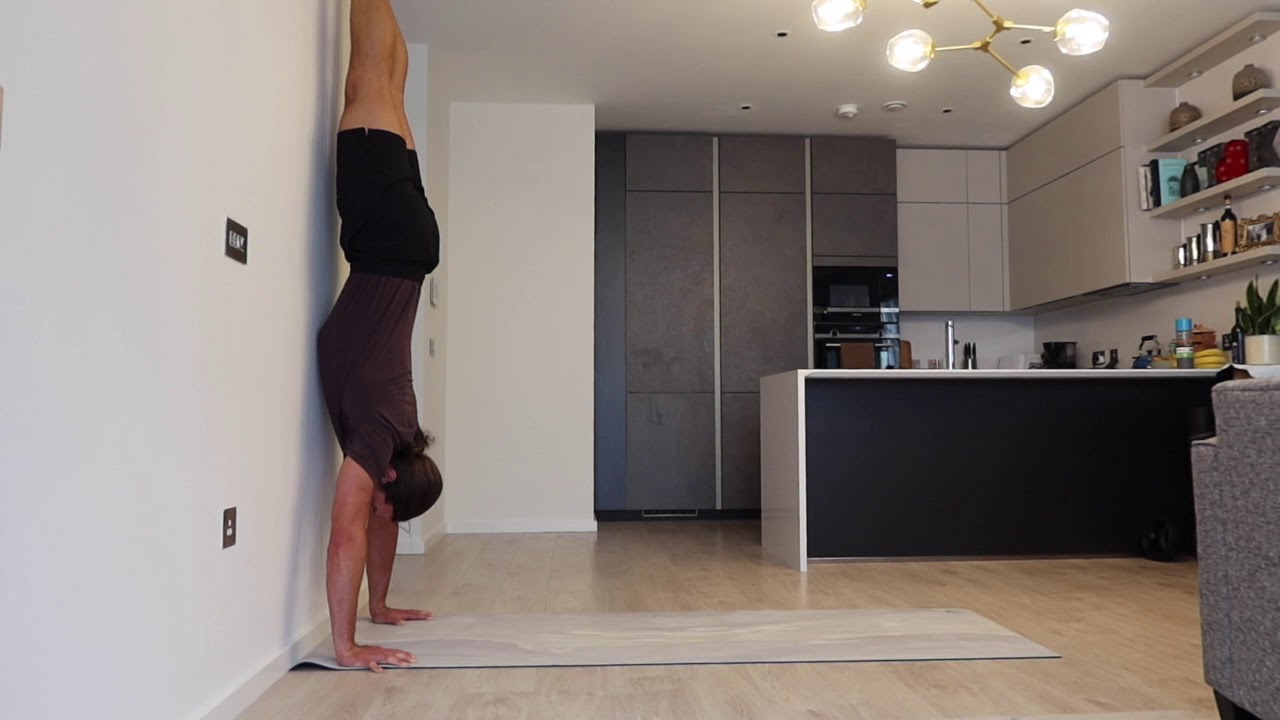 WALL FACING HANDSTAND HOLD - YouTube