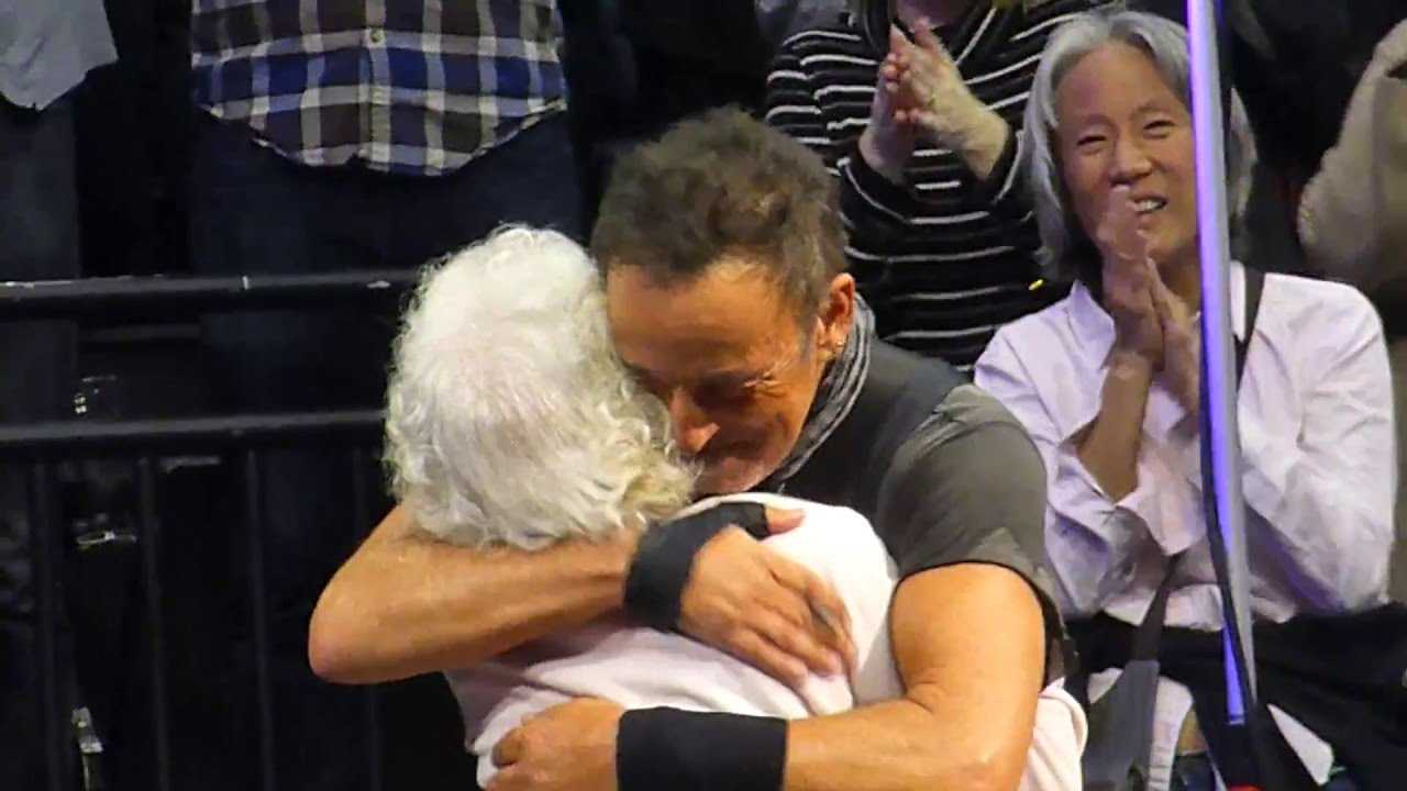 Bruce Springsteen "Dancing In The Dark" St.Paul,Mn 2/29/16 HD - YouTube