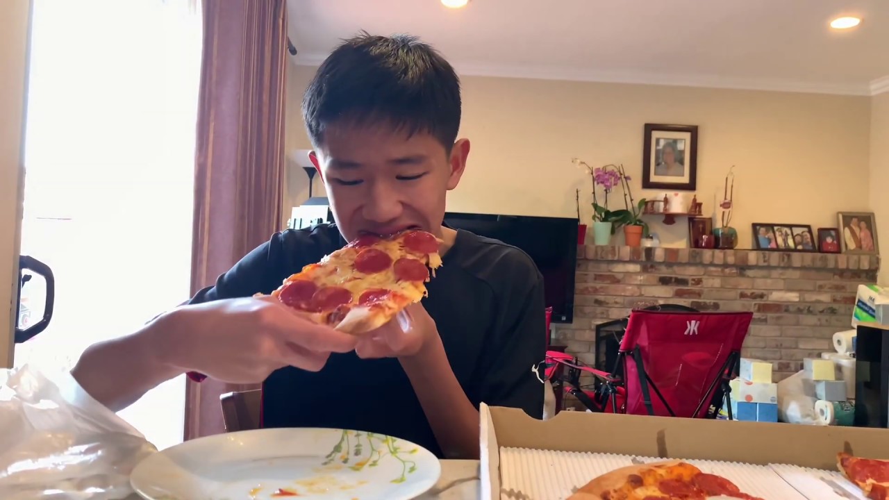 ชีวิตในอเมริกา Kevin กับ Pizza ถาดยักษ์ - YouTube