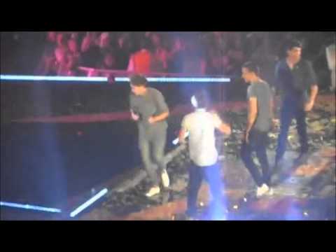 Zayn Malik From One Direction Falls Over - YouTube