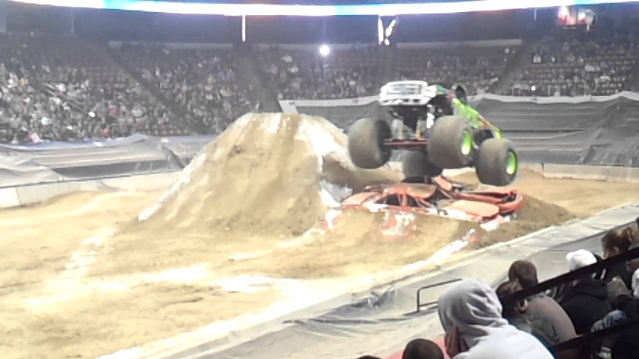 Toxic monster truck - YouTube