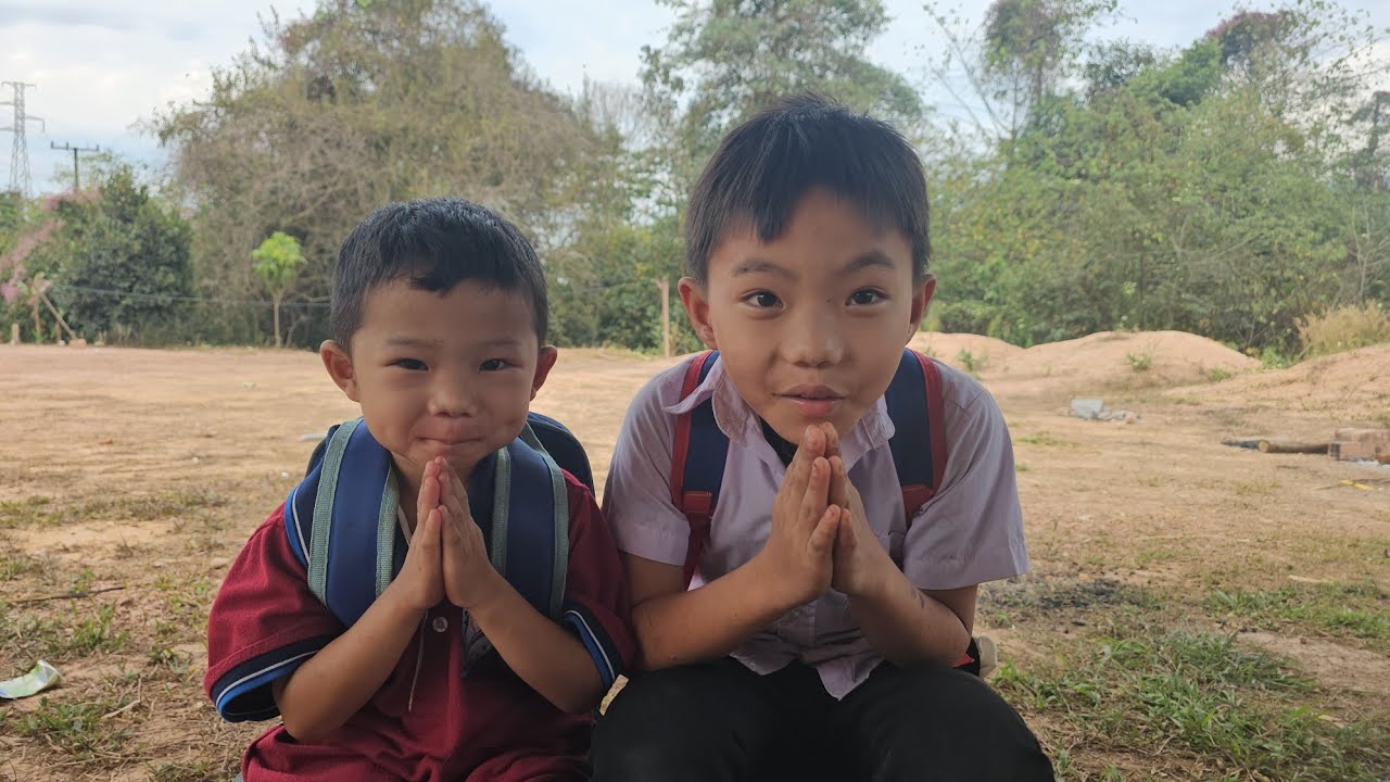 kuv mus tos me tub nkawv pem tsev kawm ntawv los mus tsev - YouTube