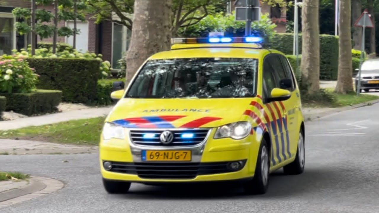 Ambulance Touran 18-544 met spoed door Dordrecht vanwege Rij-Opleiding ...