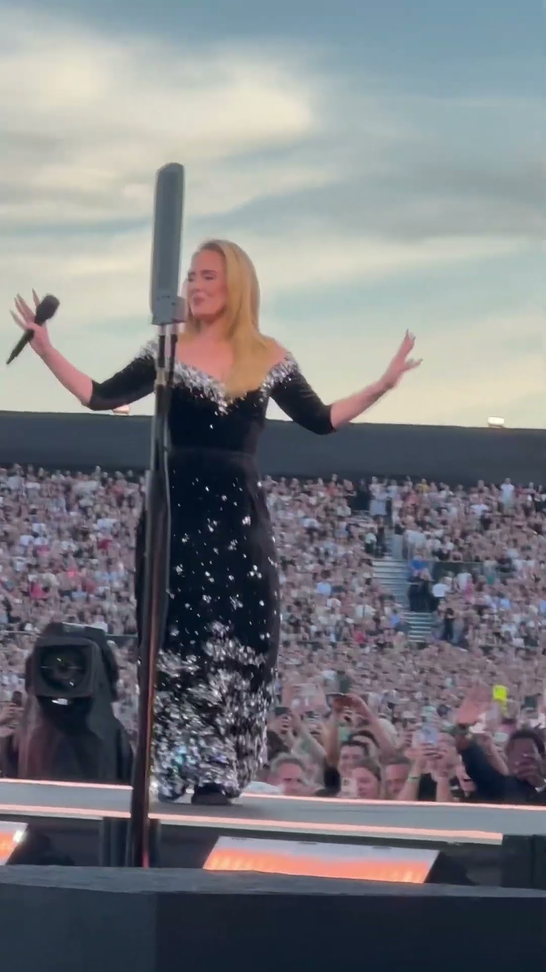 9.8..2024 Adele in Munich Adele saying hi to the crowd - YouTube