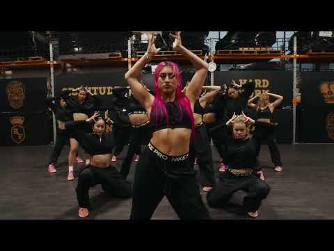 Watch how they do it over at Royal Family👑