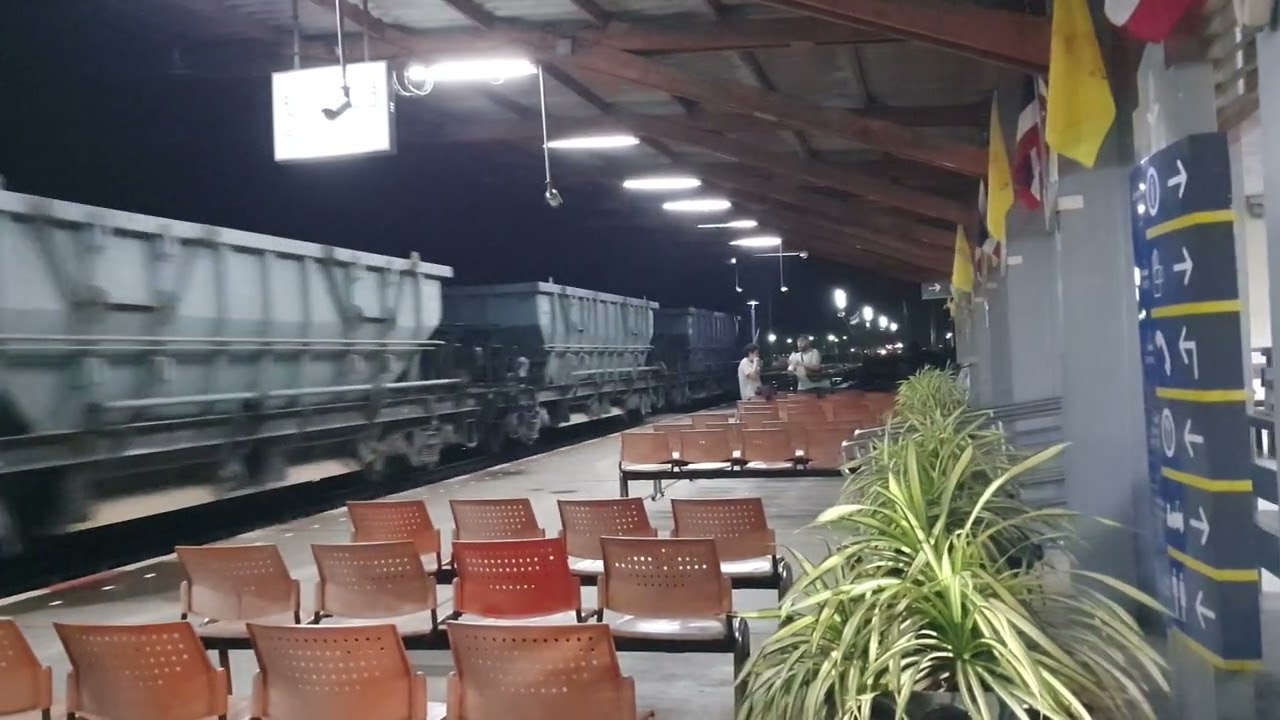 เบิ้ลเครื่อง GEK ทำรถขนหินผ่านบ้านโป่ง ballast train 1402 - YouTube