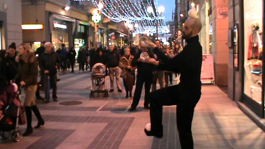 contact juggling street performance Sanremo 02-2014 (2° parte) - YouTube