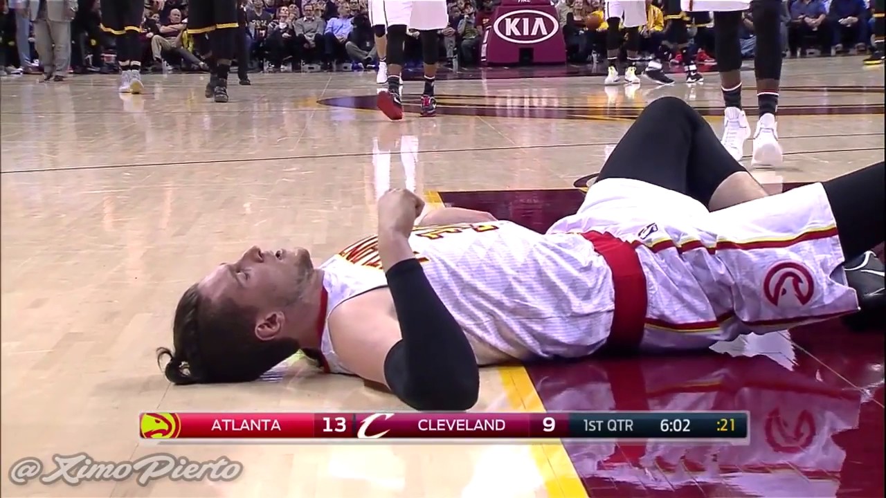 Mike Muscala Dunks & Takes a Hard Fall - phukienbongro.com - YouTube