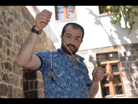 EVİNDE ZEHİRLİ AKREP BESLEYEN ADAM