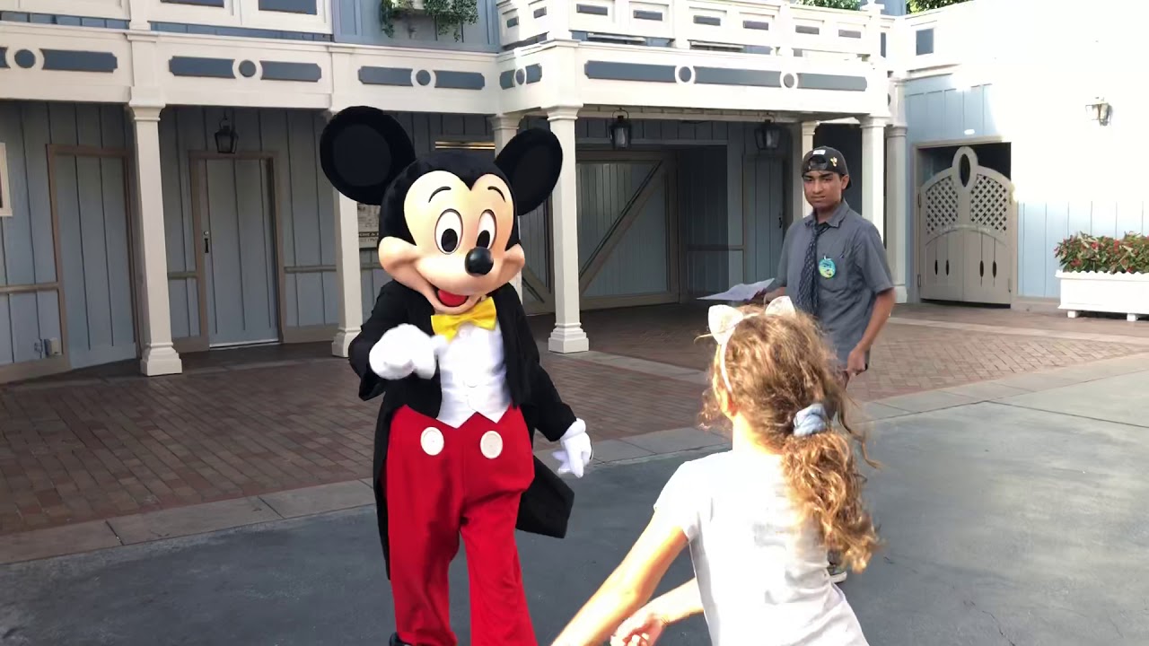 Mickey Mouse Doing the Floss Dance - YouTube